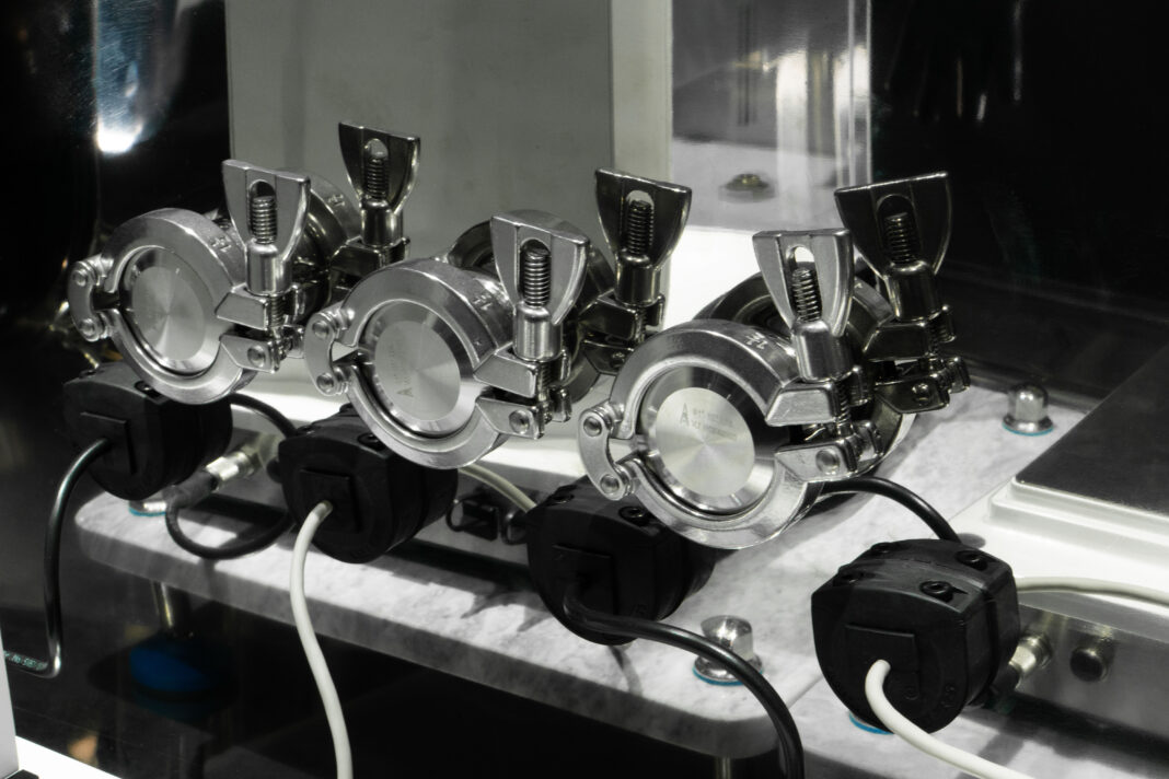 Custom Containment Isolator: an L-Shaped Dispensing Solution.