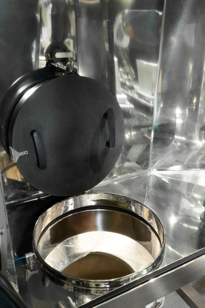 Custom Containment Isolator: an L-Shaped Dispensing Solution.