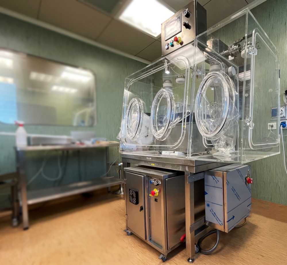 Bench isolator - bright, transparent and rigid – that’s the solution.