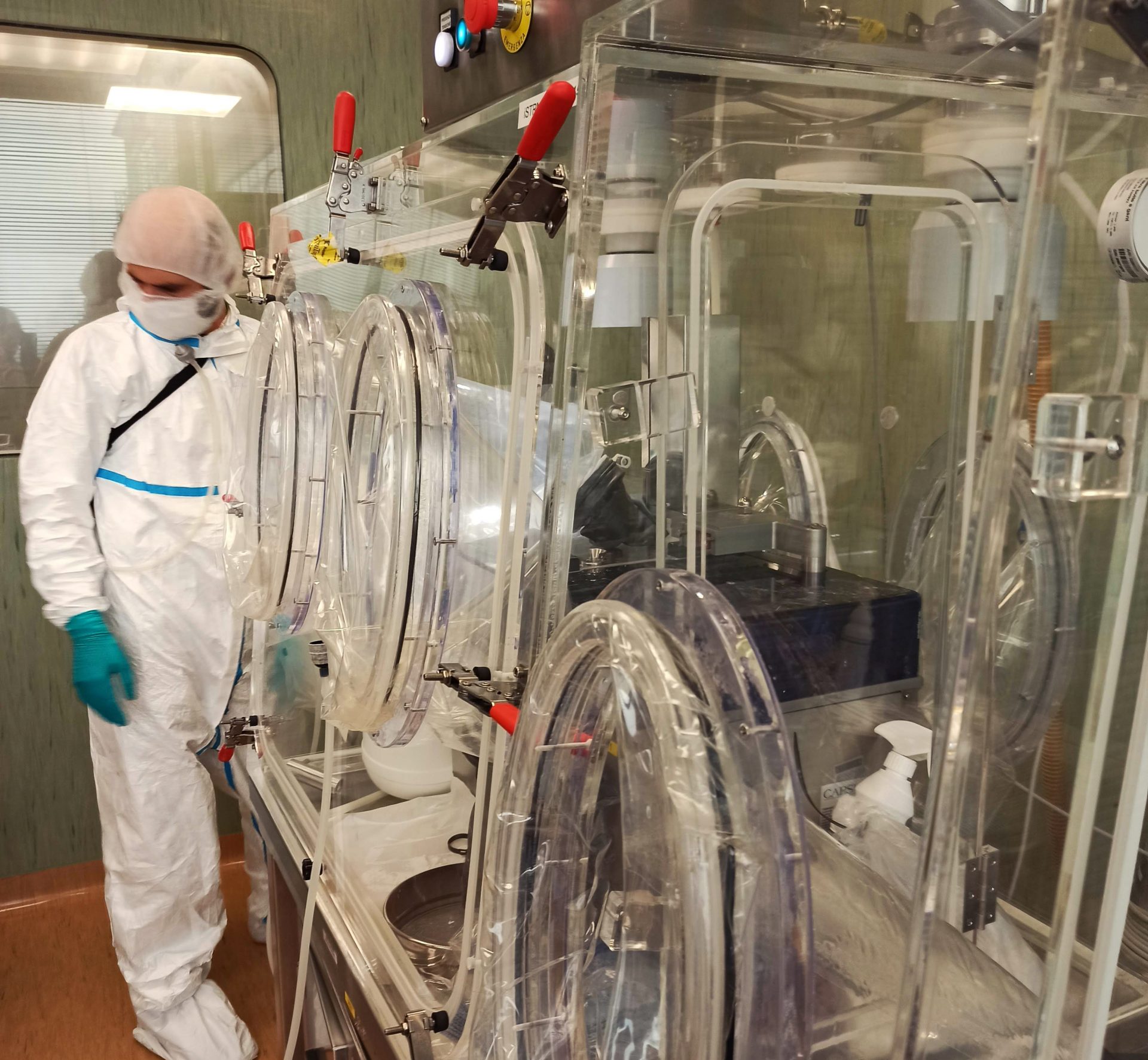 Bench isolator - bright, transparent and rigid – that’s the solution.