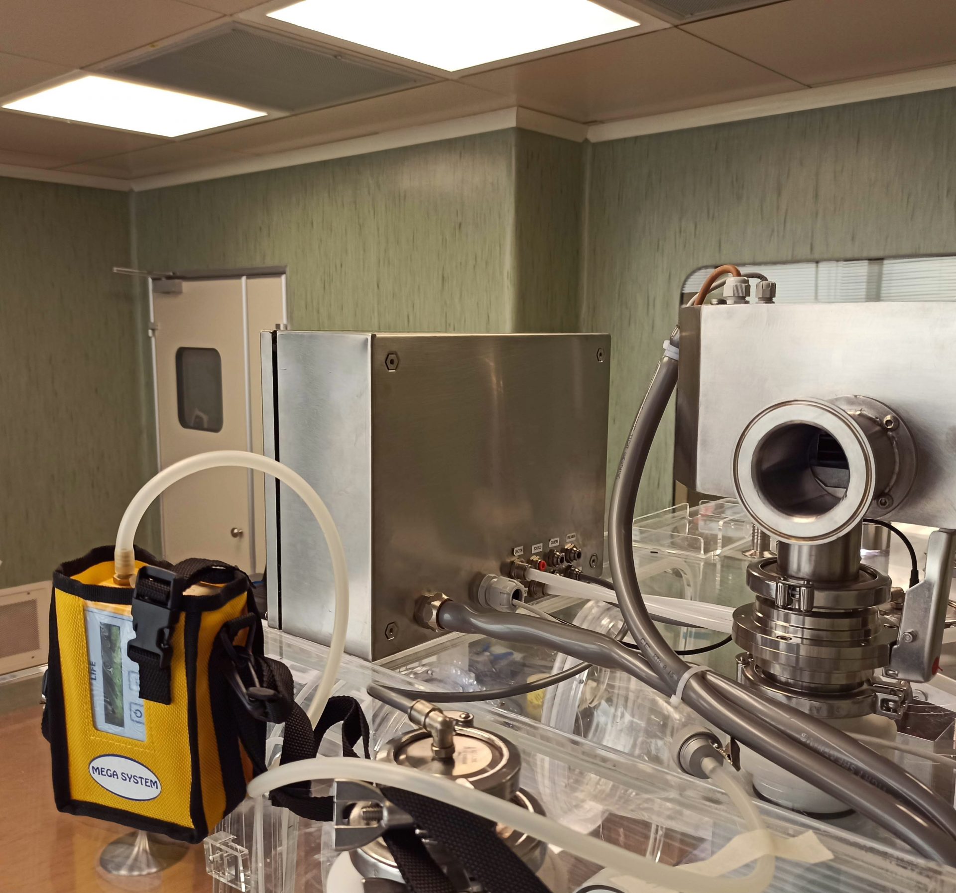 Bench isolator - bright, transparent and rigid – that’s the solution.