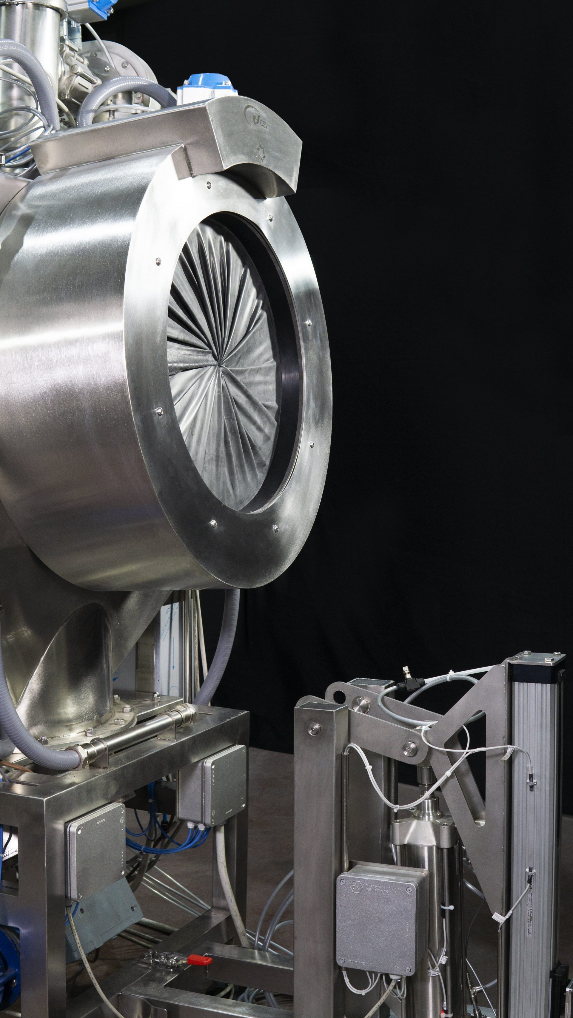 Fully automated contained Drum Handling system with Lump Breaker.