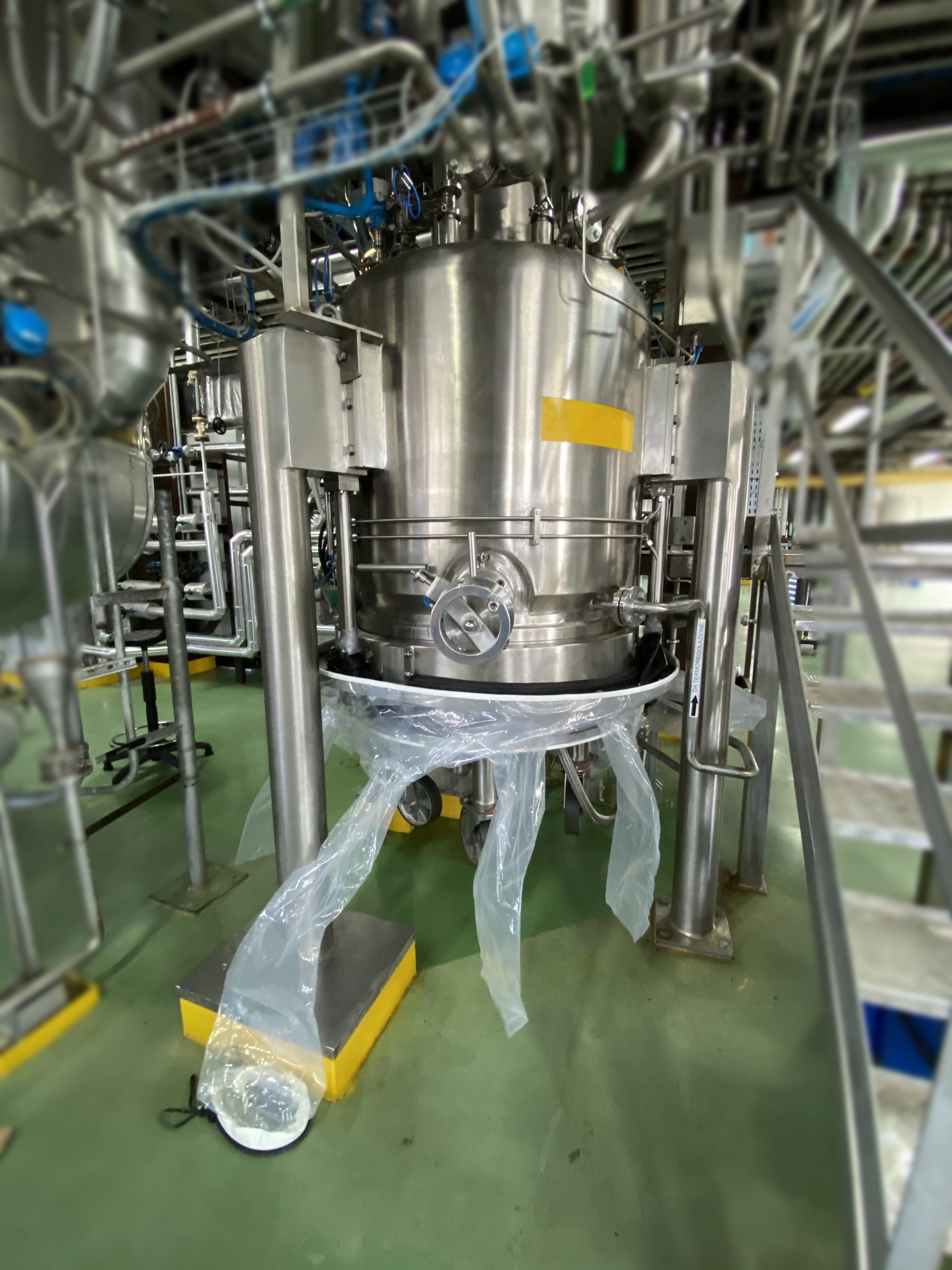 Filter cake recovery isolator for openable dryer base - csv containment ...